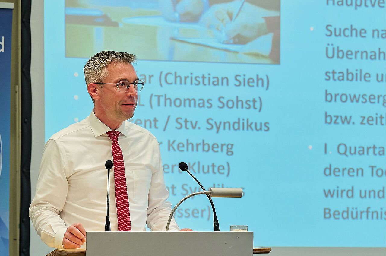 Major d.R. Christian Sieh, Justitiar und Verbandssyndikus, bei seinem Vortrag zum Thema ...