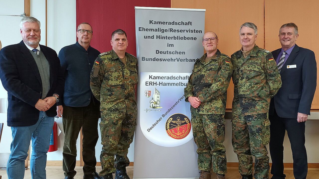 Gäste beim traditionellen Heringsessen: RegDir Axel Grzeszkowiak (v.l ...