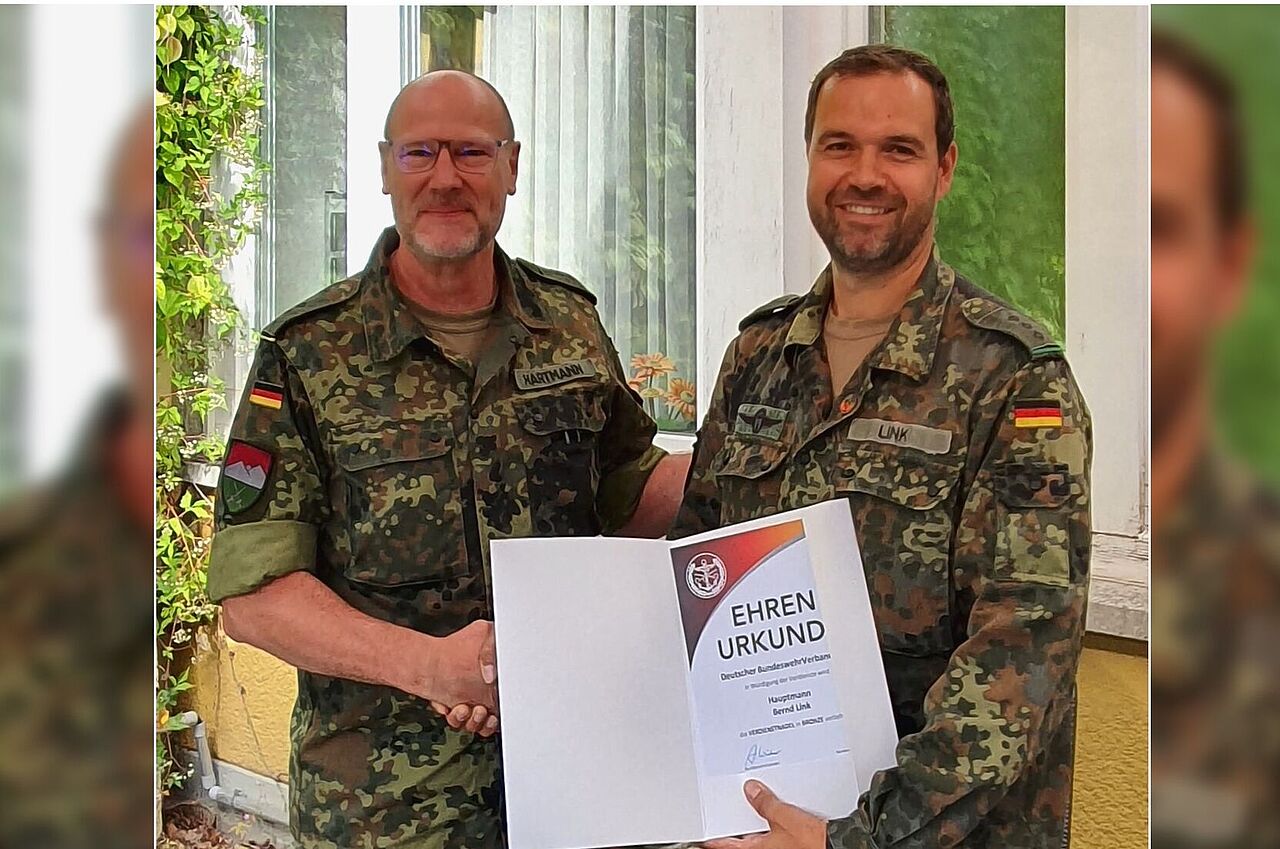 Bezirksvorsitzender Hauptmann Oliver Hartmann dankt dem Vorsitzenden ...