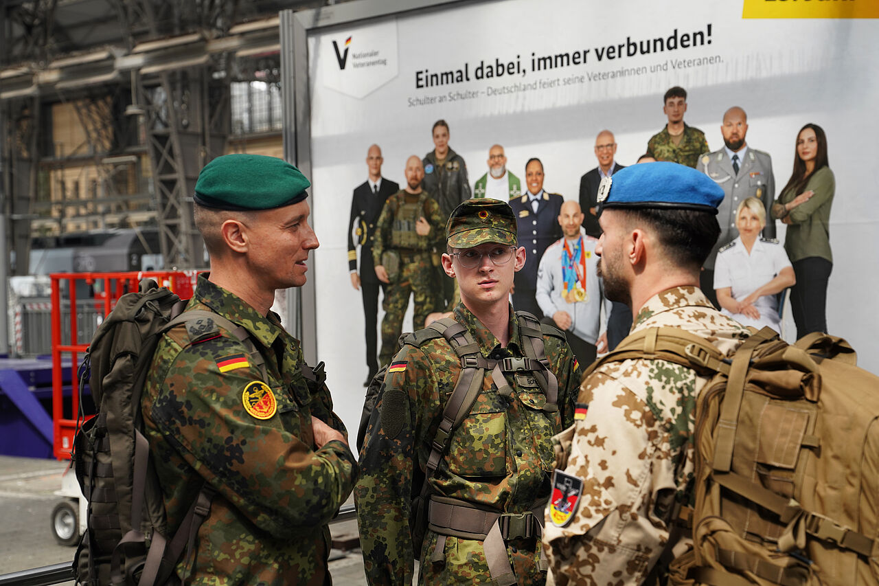 Oberstleutnant i.G. Marcel Bohnert (links) im Gespräch mit zwei ...