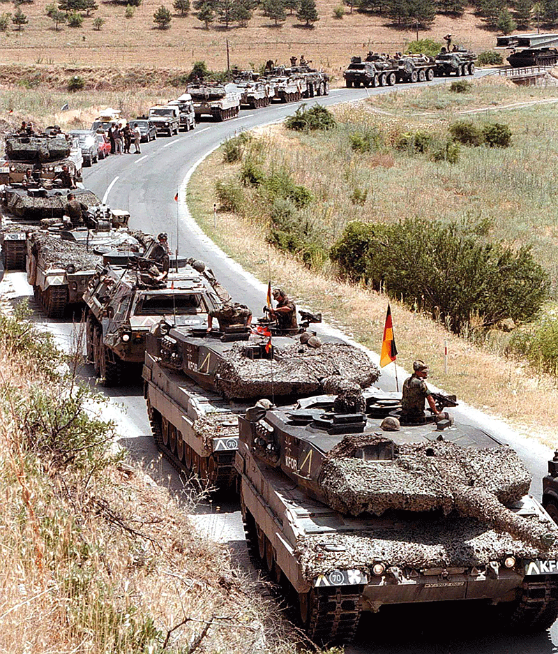 Auf dem Weg nach Prizren: Ein Bundeswehr-Konvoi steht am 12. Juni 1999 ...