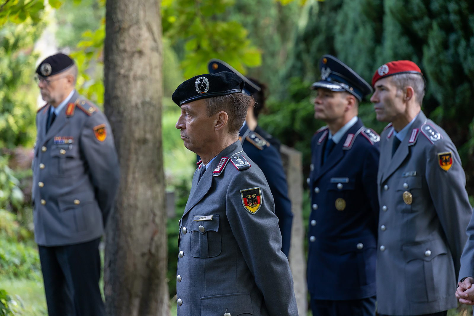 Oberst i.G. Peter Haupt legte einen Kranz für das BMVg nieder. Foto ...