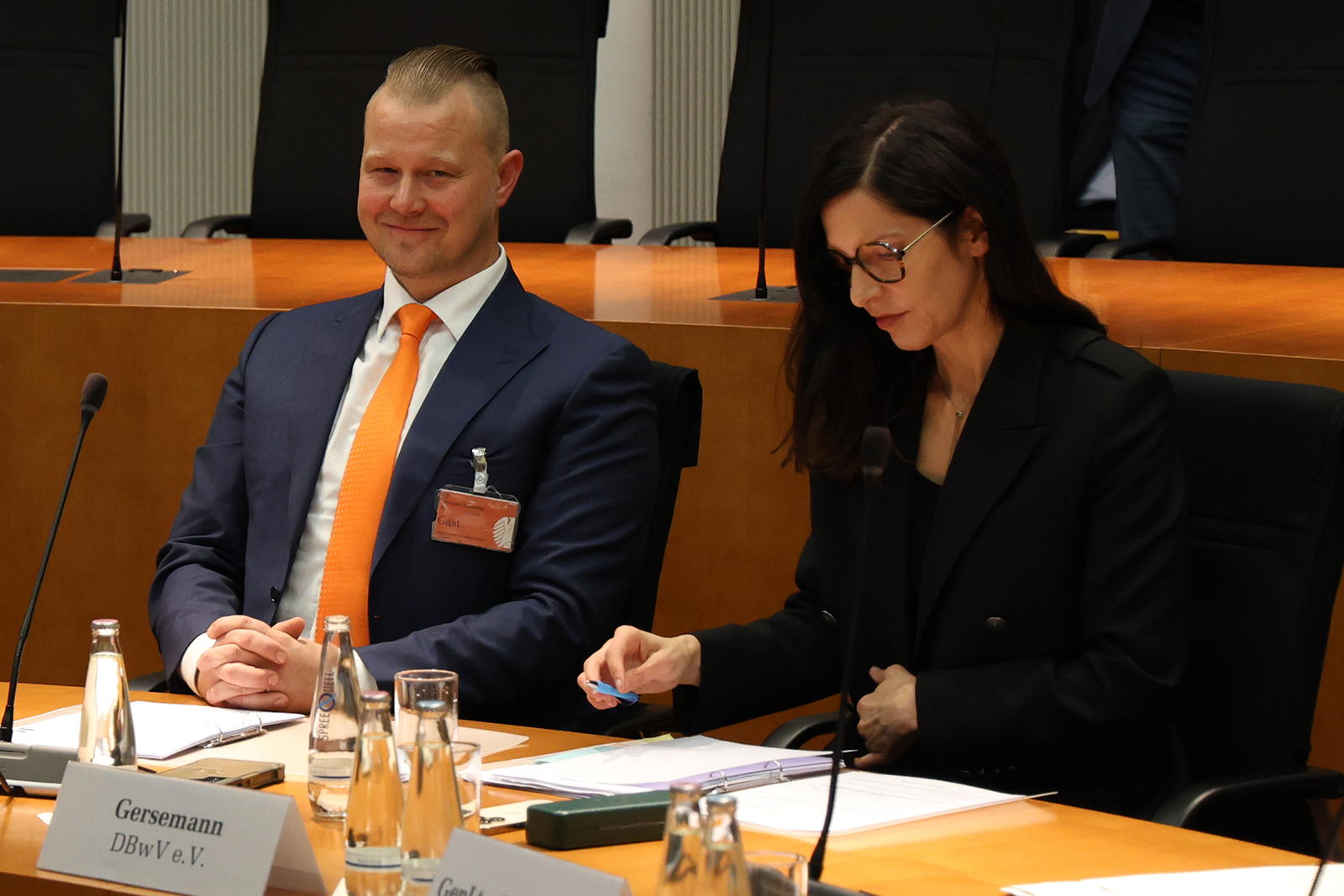 Oberstabsfeldwebel Ronny Schlenzig und DBwV-Mitarbeiterin Katja Gersemann bei der Öffentlichen ...