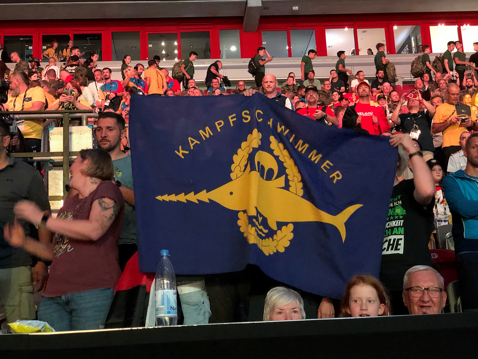 Der Support der Fans ist immer da - auch die Kampfschwimmer ...