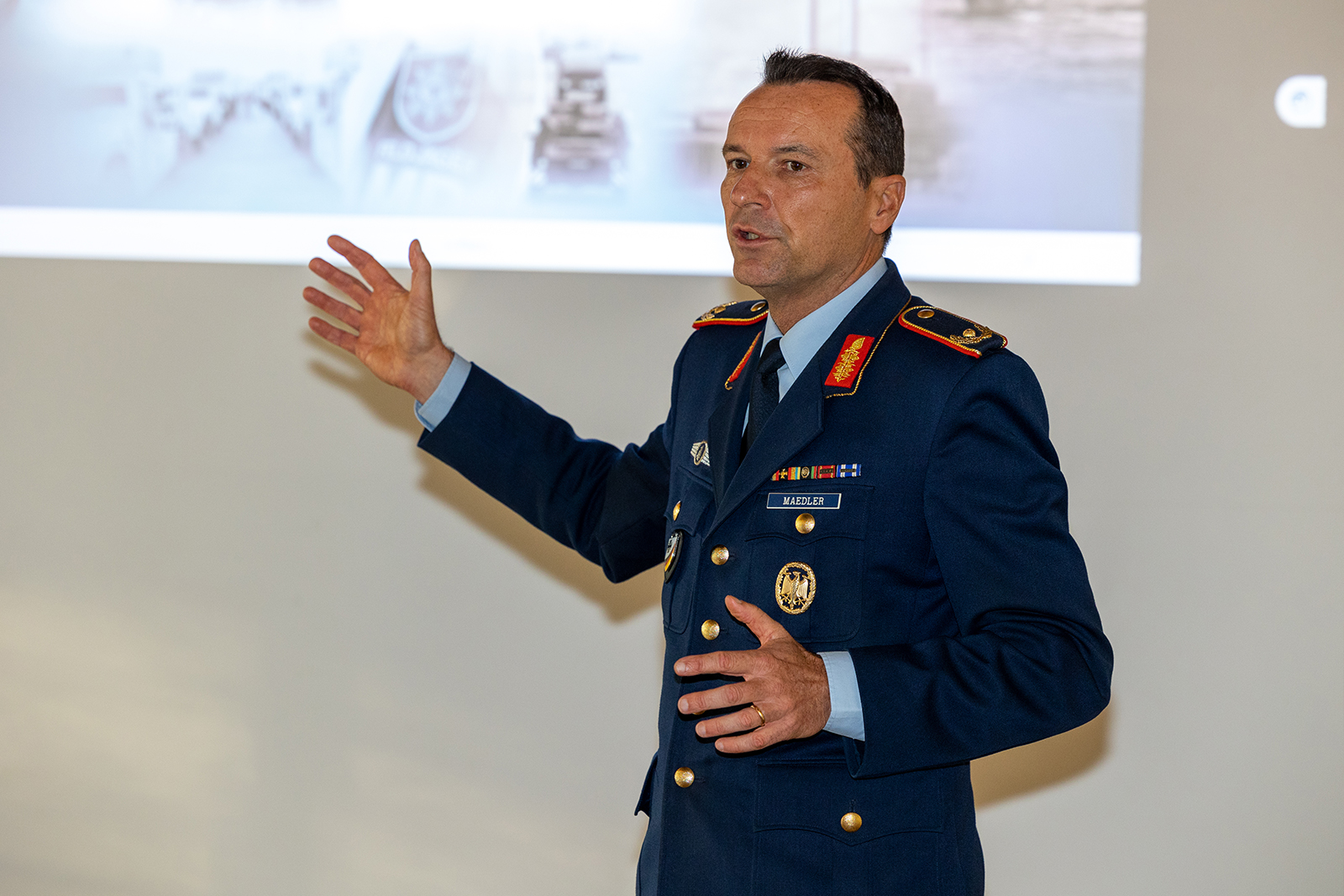 Brigadegeneral Tilo Maedler erläuterte die Fortschritte beim Aufwuchs ...