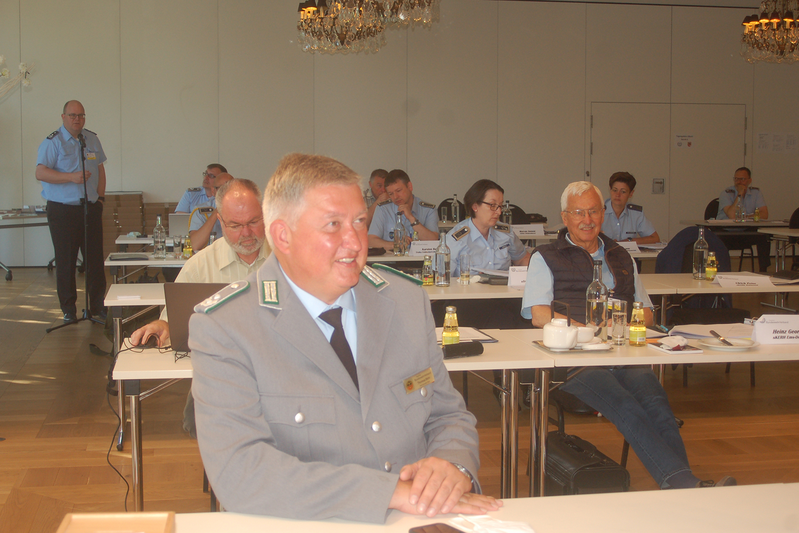 Oberstleutnant Thomas Behr, Vorsitzender Heer im Bundesvorstand, stößt ...