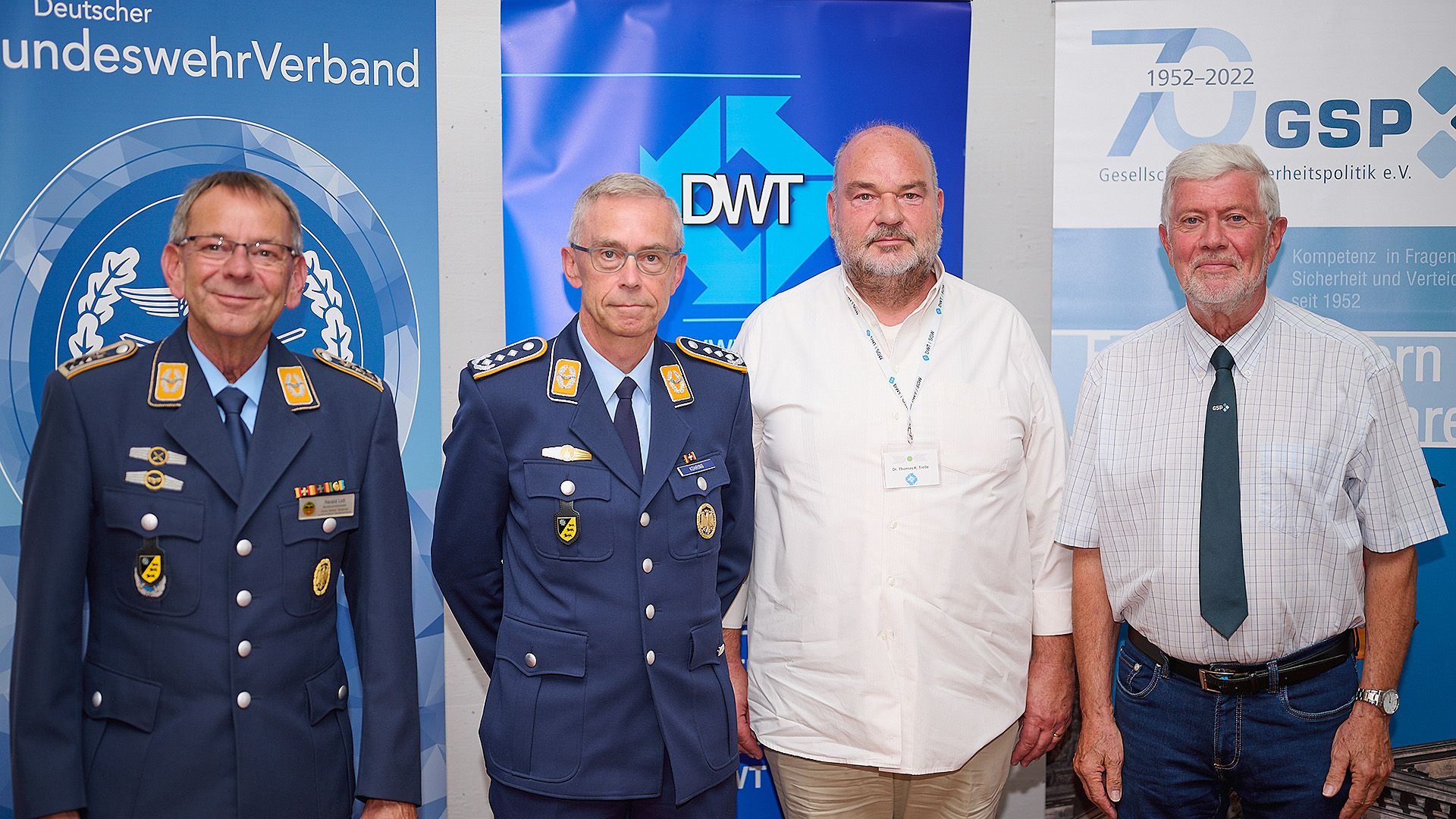 Die Kooperationspartner Stabsfeldwebel Harald Lott (DBwV), Dr. Thomas k ...