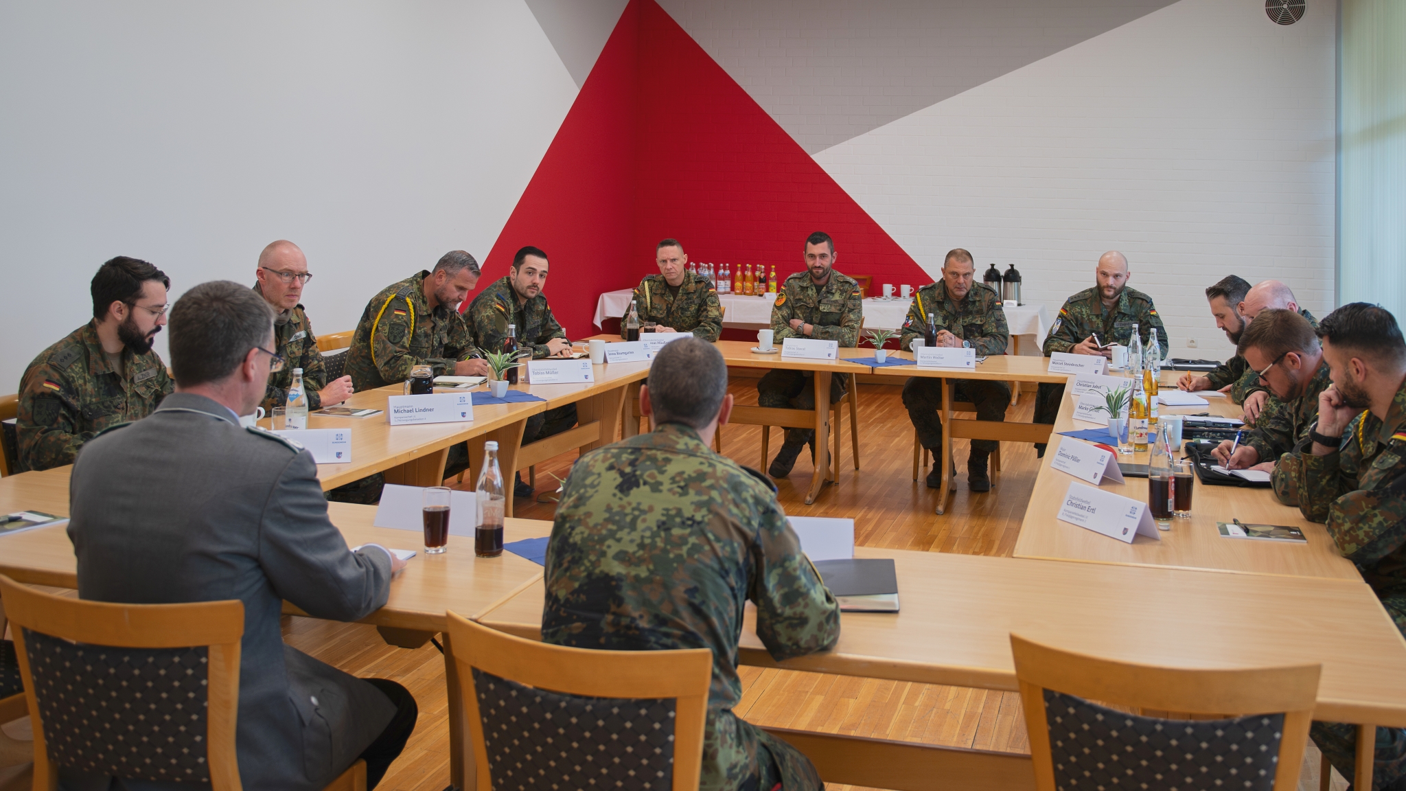 Der DBwV-Vorsitzende in der Gesprächsrunde mit Kompaniechefs und ...