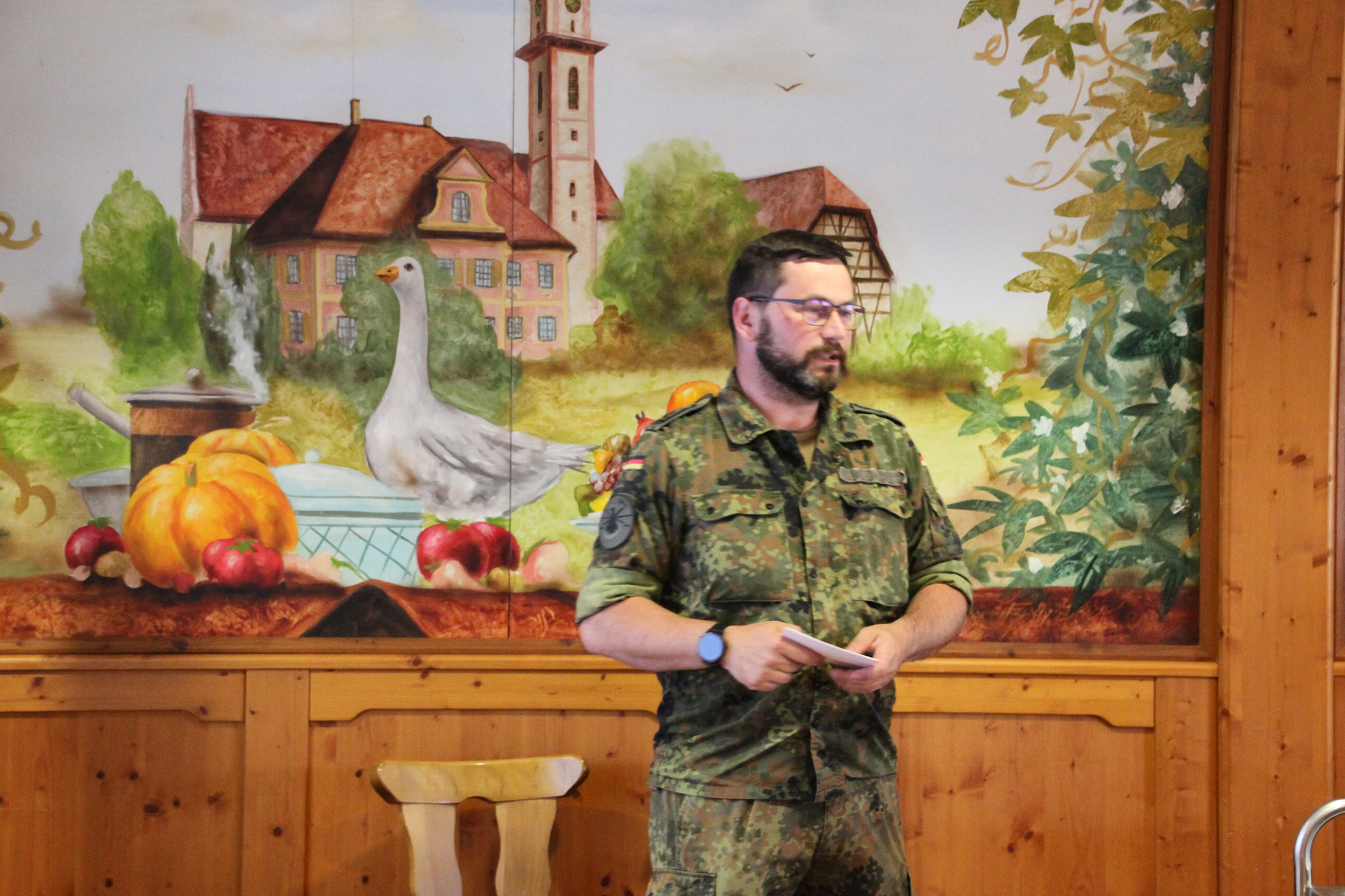 Vorsitzender der Standortkameradschaft Laupheim, Hauptfeldwebel Toni ...